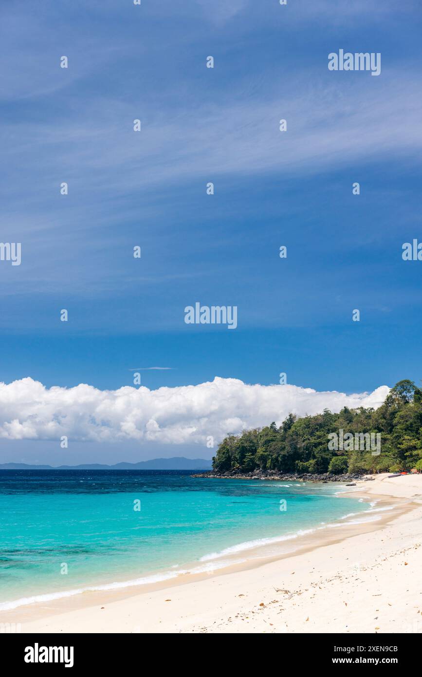 Exotic Paal Beach with white sand a bright turquoise ocean water in ...