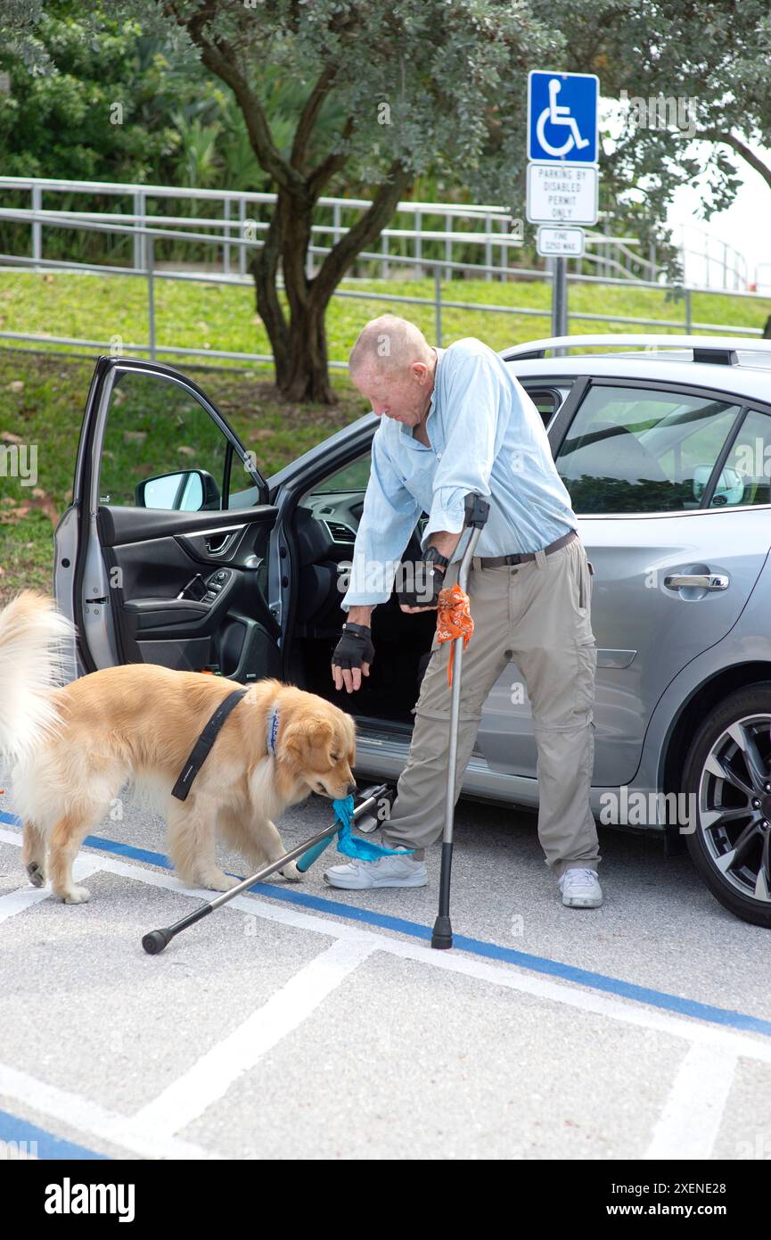 Ground service man hi-res stock photography and images - Alamy