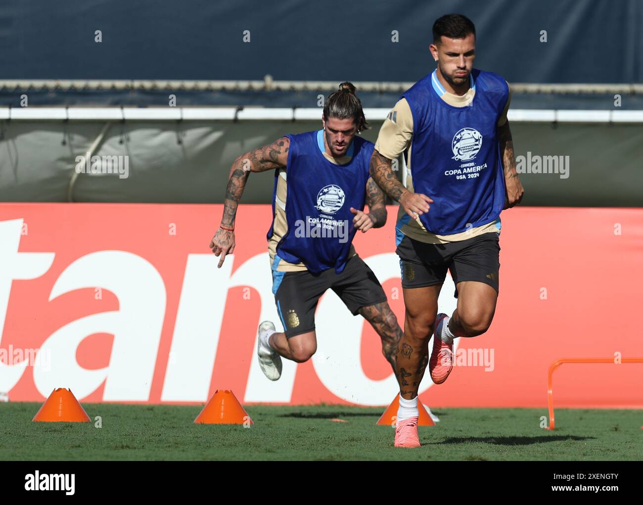 Argentina's midfielder Leandro Paredes (R) and midfielder Rodrigo de ...