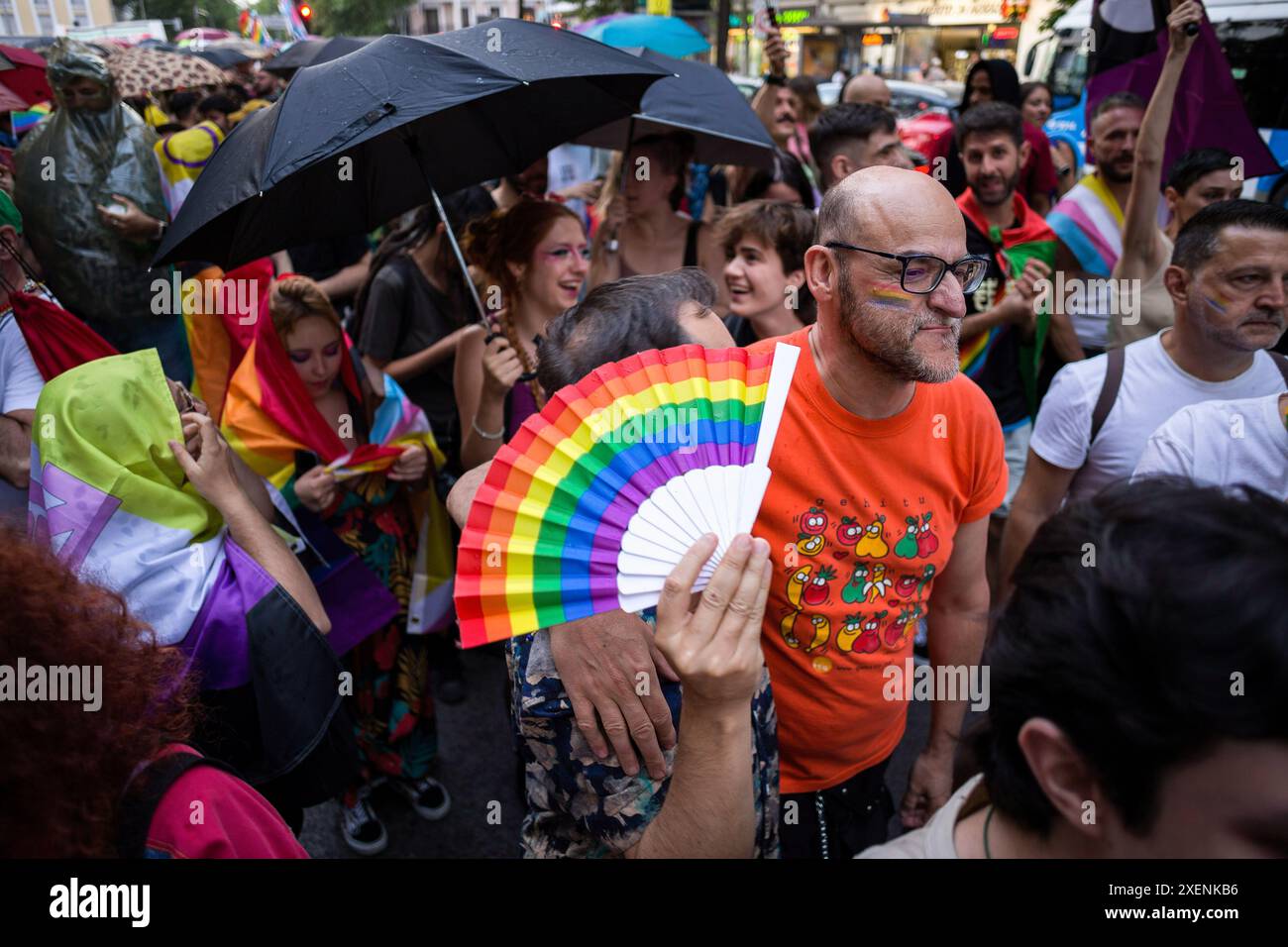 Madrid, Spain. 28th June, 2024. A participant covers himself from the ...