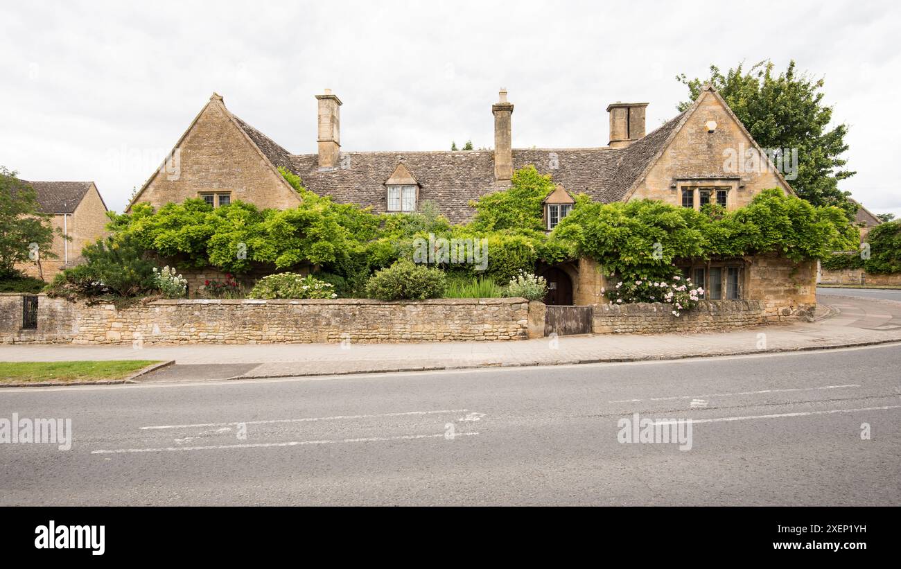 Cottages in the beautiful Cotswold village of Broadway Stock Photo - Alamy