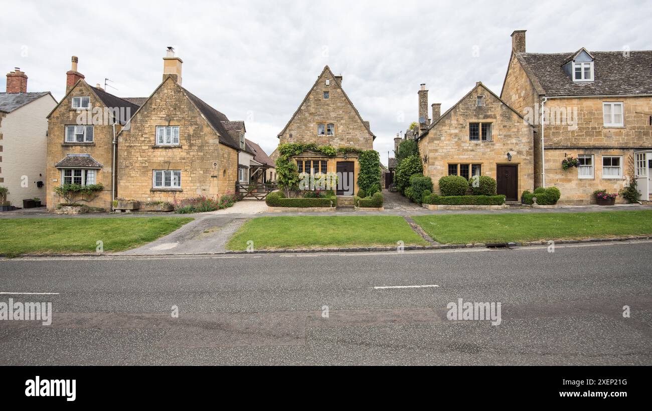 Cottages in the beautiful Cotswold village of Broadway Stock Photo - Alamy