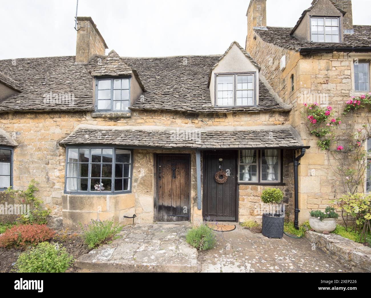 Cottages in the beautiful Cotswold village of Broadway Stock Photo - Alamy