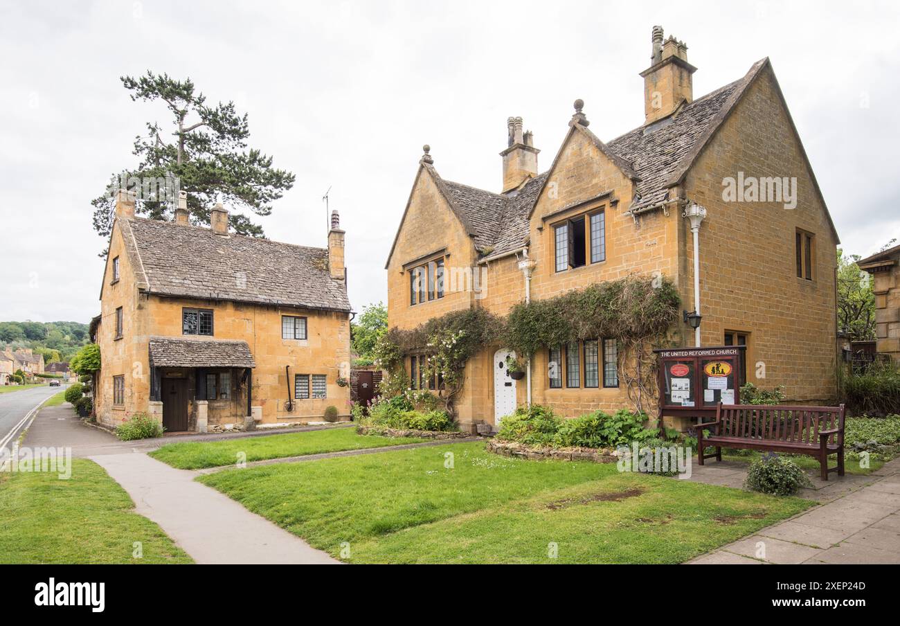 Cottages in the beautiful Cotswold village of Broadway Stock Photo - Alamy