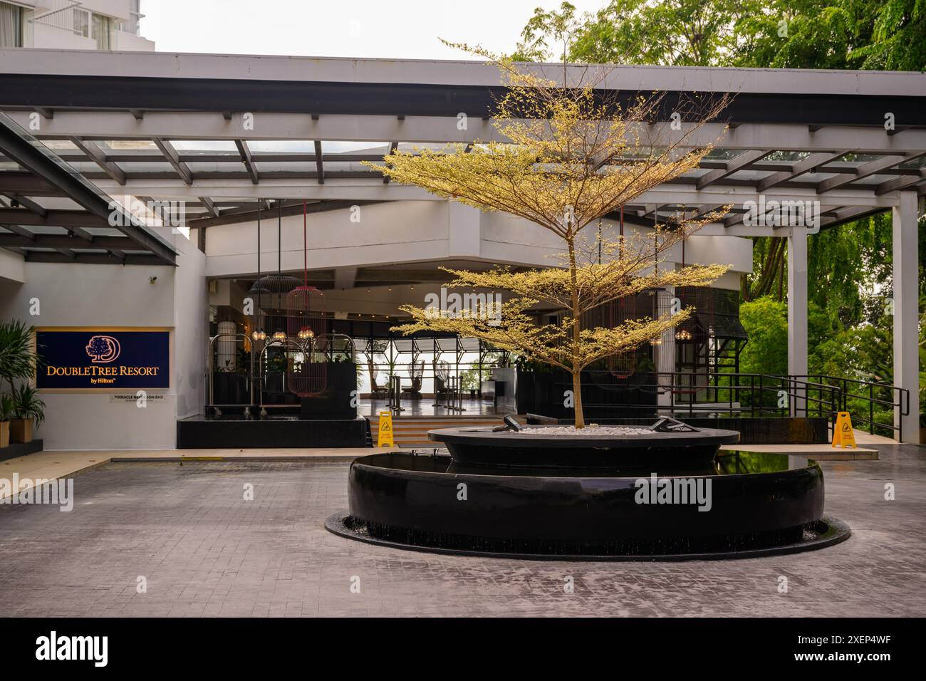 Hilton hotel lobby hi-res stock photography and images - Alamy