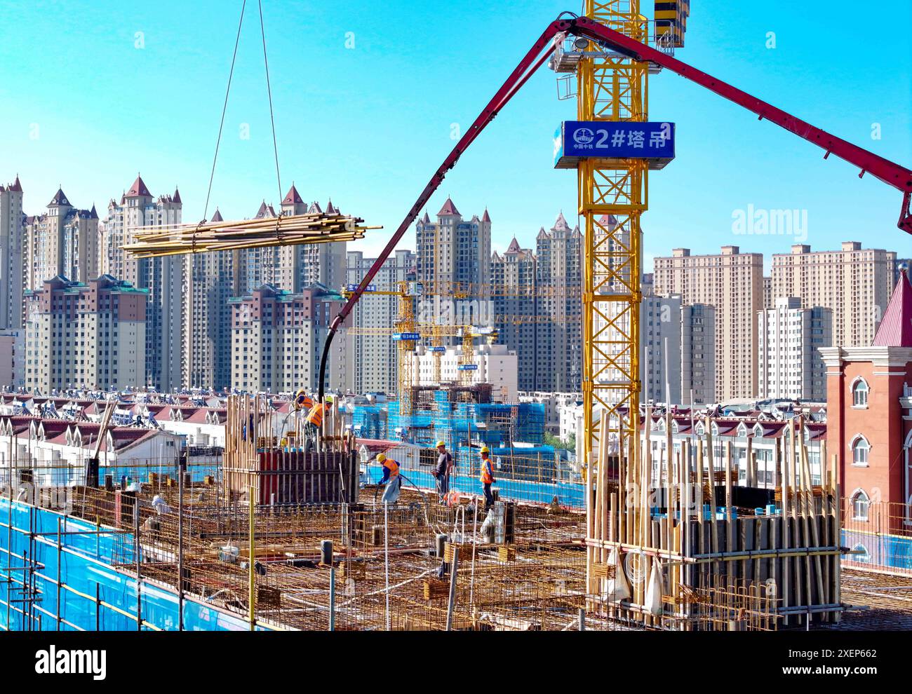 BAOTOU, CHINA - JUNE 29, 2024 - Builders work at the construction site ...