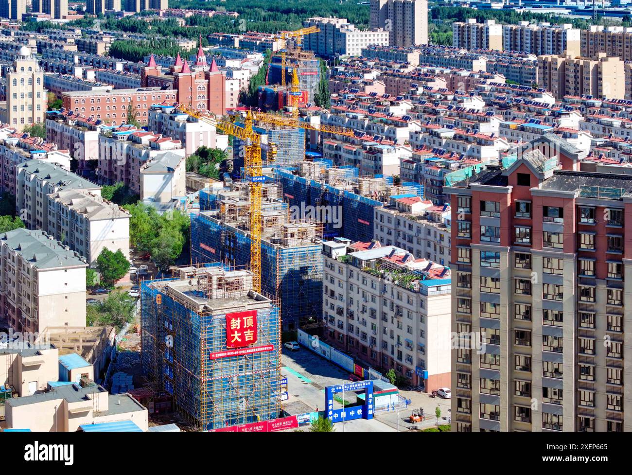 BAOTOU, CHINA - JUNE 29, 2024 - Builders work at the construction site ...