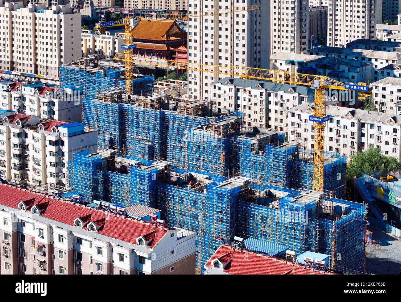 BAOTOU, CHINA - JUNE 29, 2024 - Builders work at the construction site ...