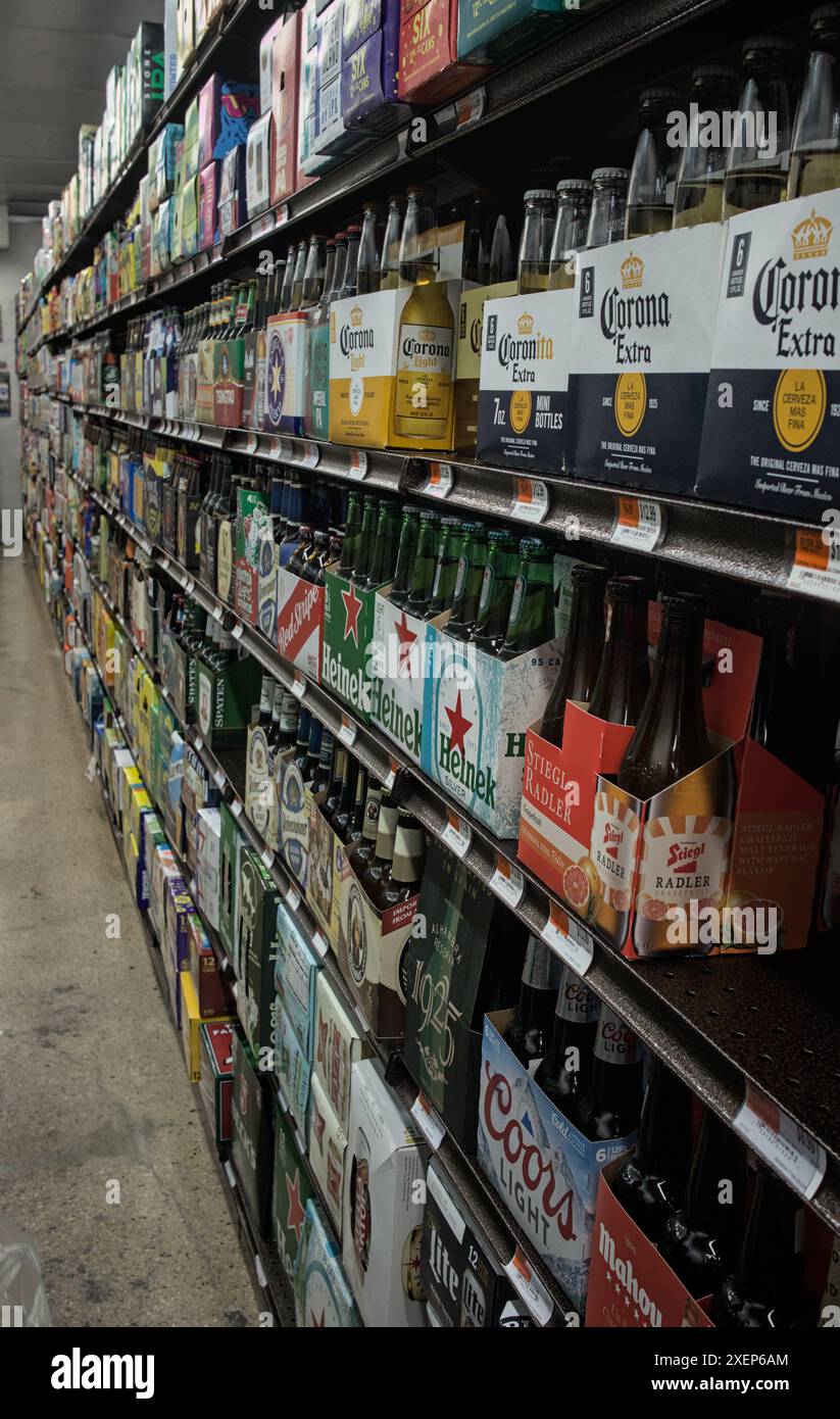Beer aisle in grocery store hi-res stock photography and images - Alamy