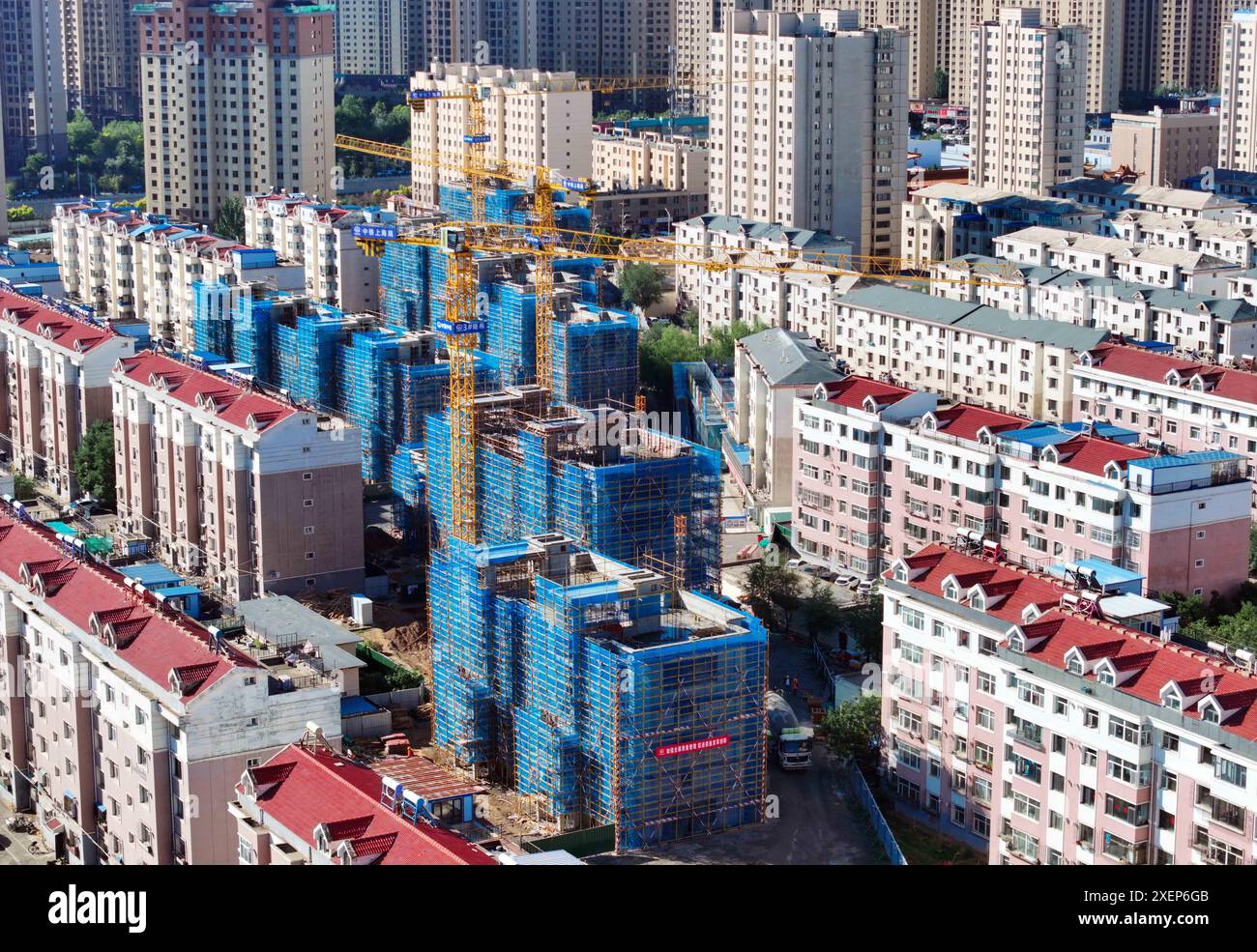 BAOTOU, CHINA - JUNE 29, 2024 - Builders work at the construction site ...