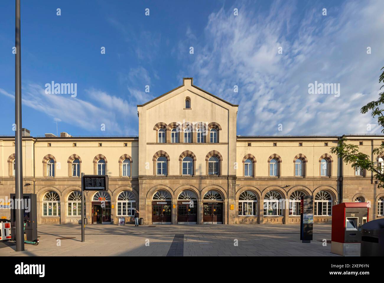 Bahnhof und Bahnhofsvorplatz Tübingen wurden völlig neu gestaltet. Eine ...