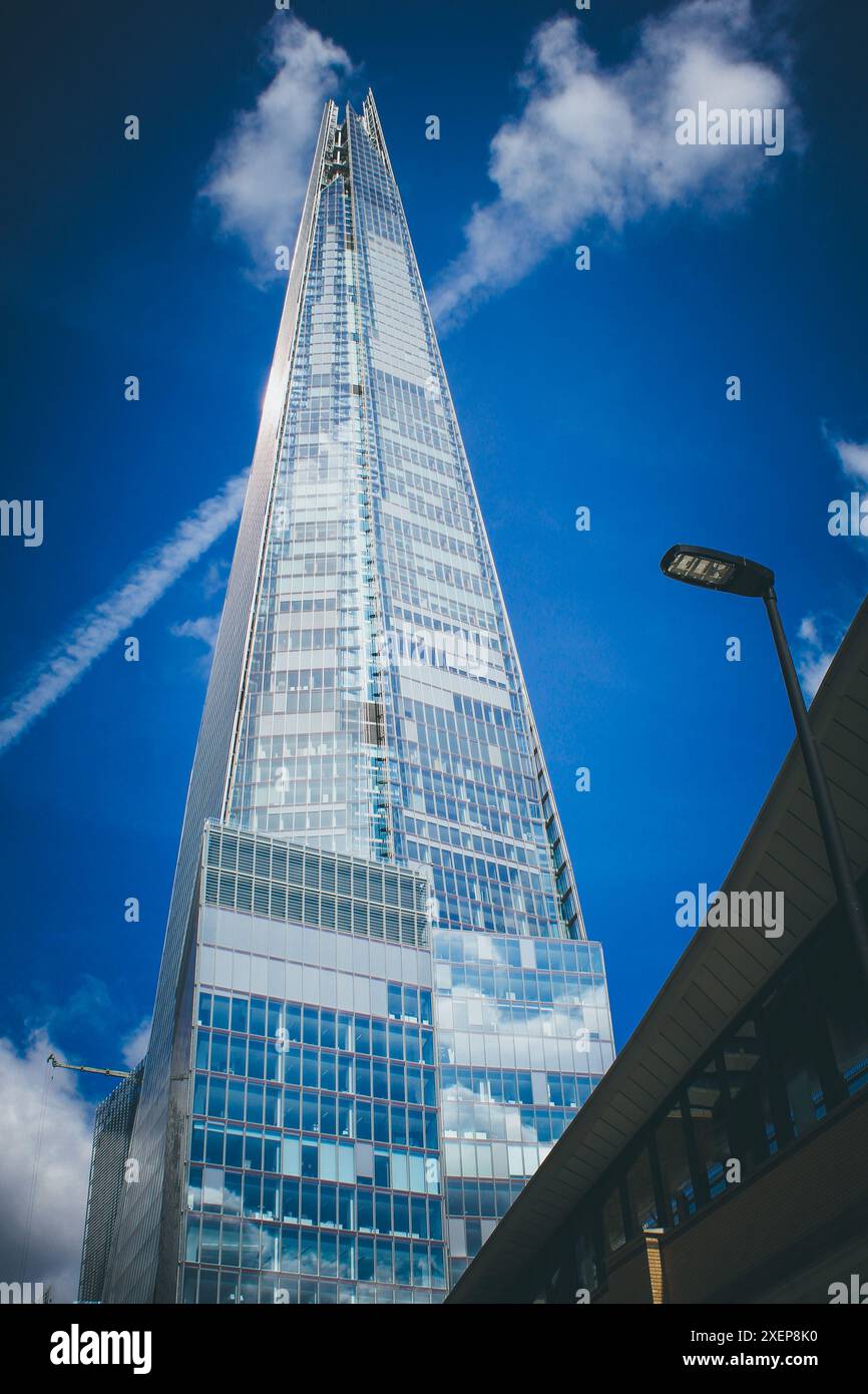 Street scene shard skyscraper hi-res stock photography and images - Alamy