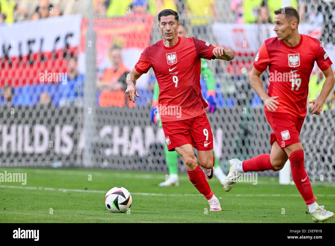 Robert Lewandowski (9) of Poland and Przemyslaw Frankowski (19) of ...