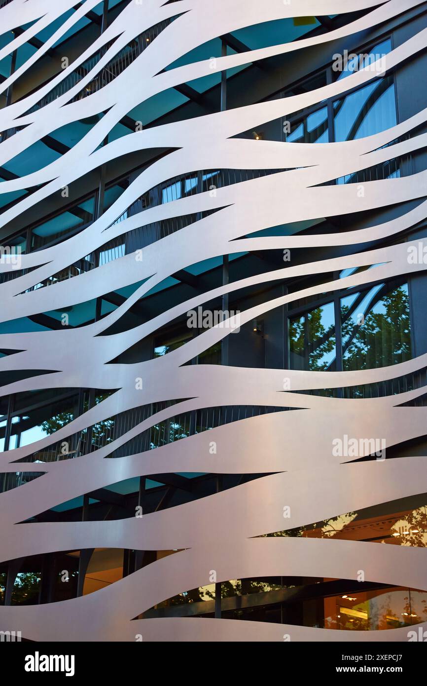 Suites Avenue Building. Toyo Ito architect. Passeig de Gracia ...
