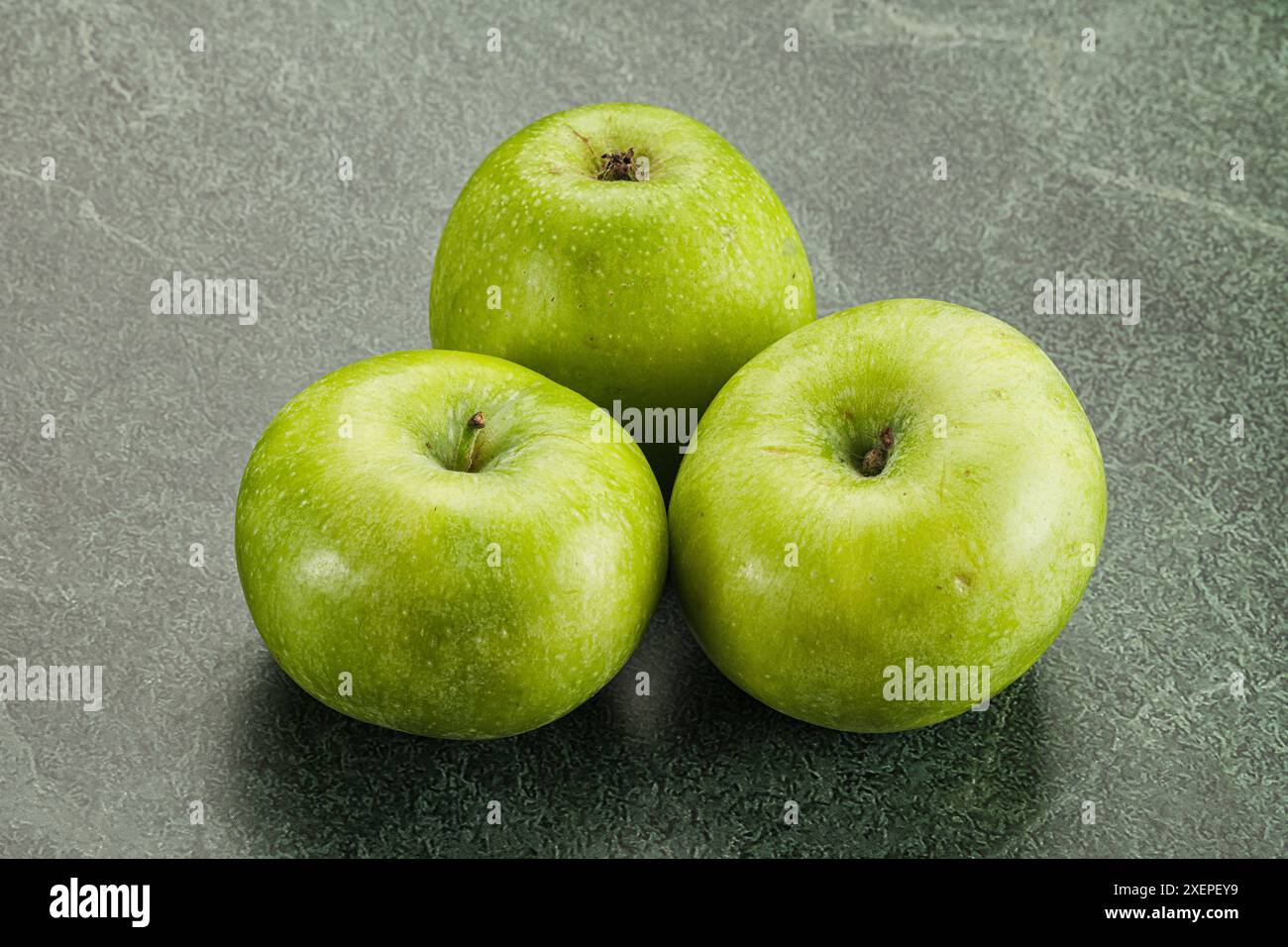 Sweet and juicy green apple heap Stock Photo - Alamy