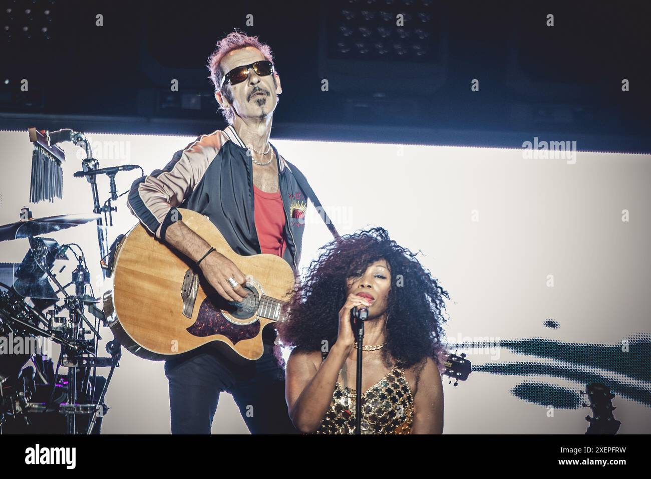 Gordon Goudie and Sarah Brown of the group Simple Minds during the ...