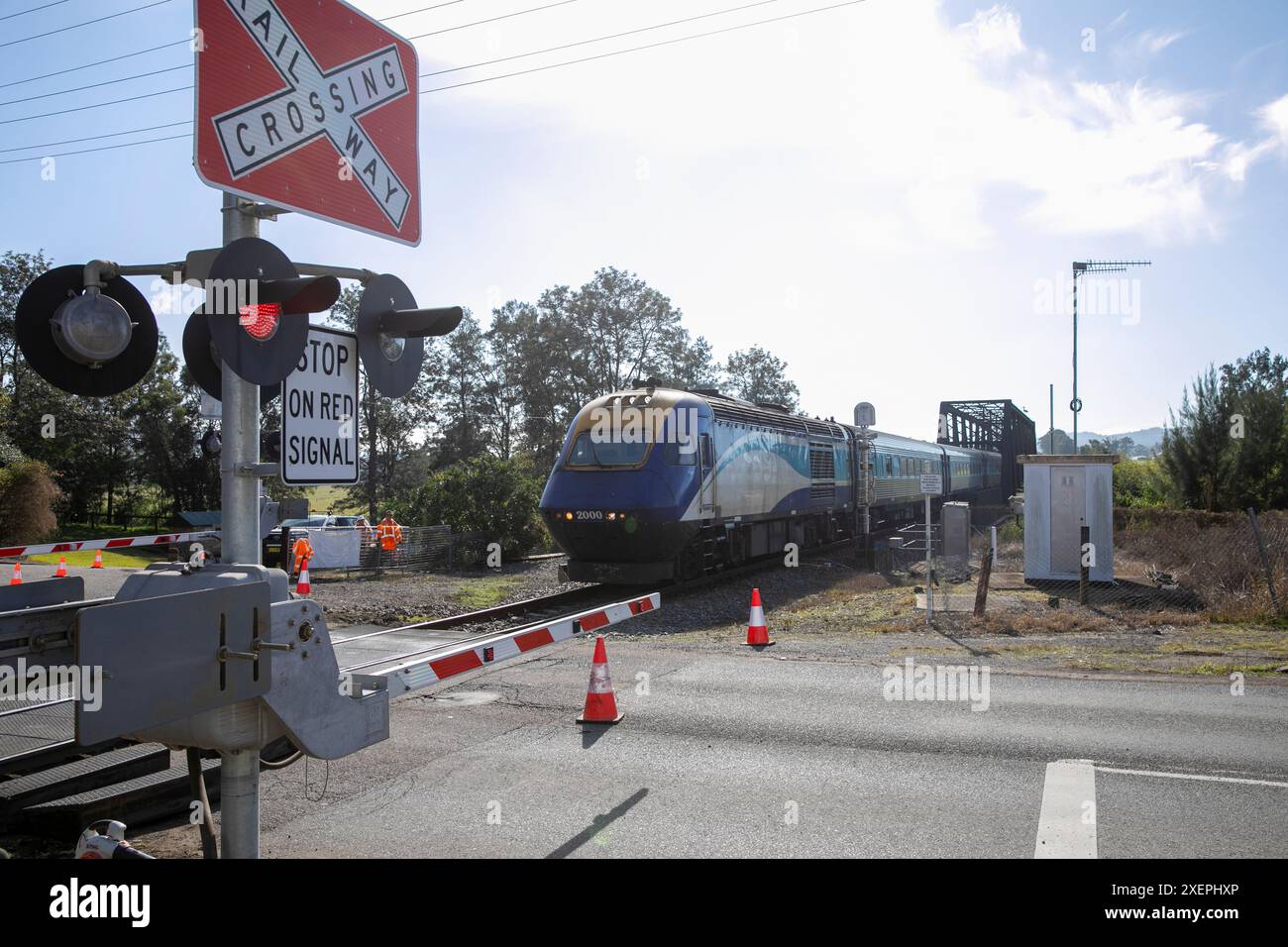 Australian railway train, Paterson village railway level crossing ...