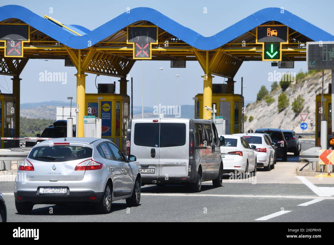 Sibenik, Croatia. 29th June, 2024. Cars form a queue at a toll station ...