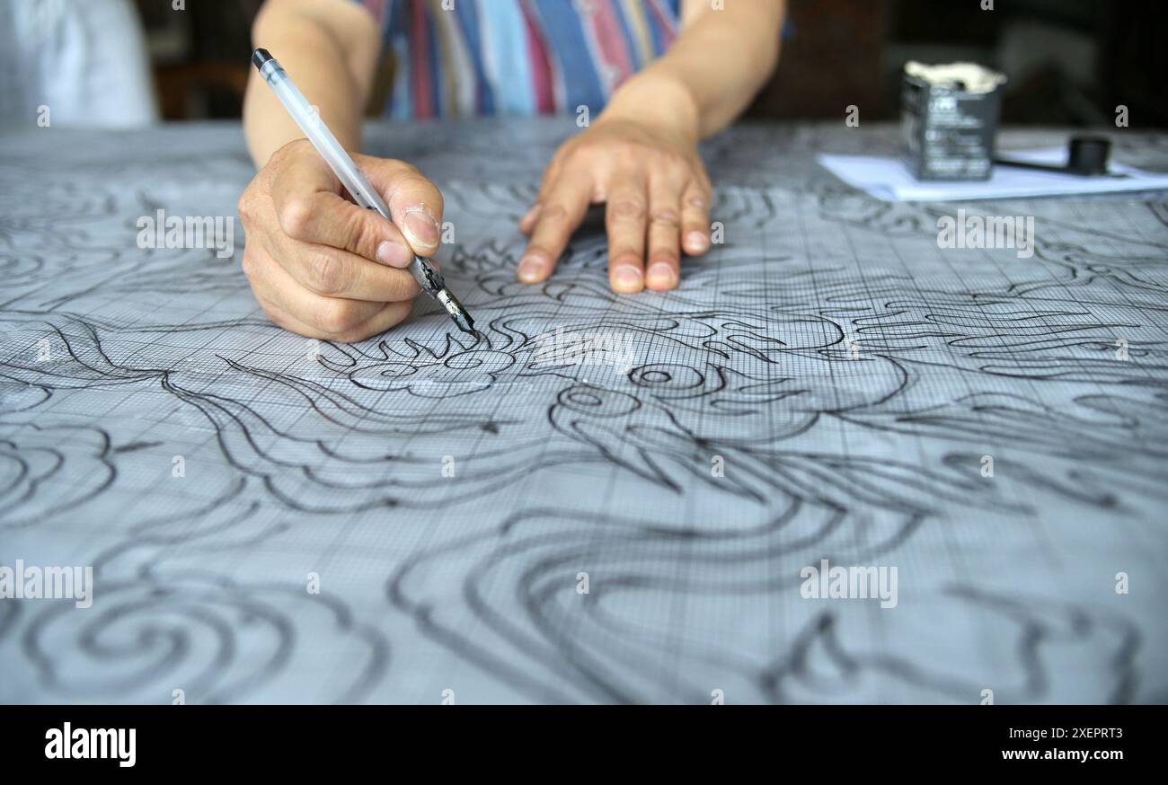 (240629) -- BEIJING, June 29, 2024 (Xinhua) -- Ji Yu draws a design ...