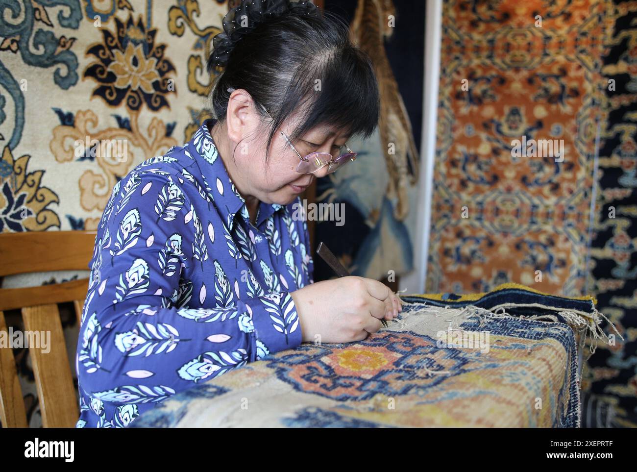 (240629) -- BEIJING, June 29, 2024 (Xinhua) -- Wang Guoying repairs a ...