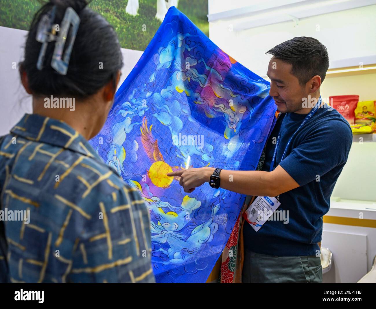 (240629) -- URUMQI, June 29, 2024 (Xinhua) -- Buba Batmunkh (R ...