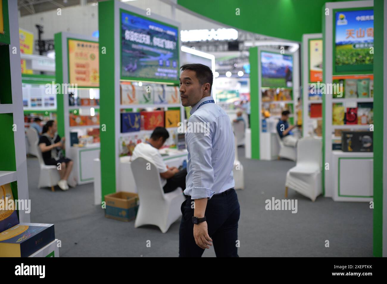 (240629) -- URUMQI, June 29, 2024 (Xinhua) -- Buba Batmunkh visits the ...