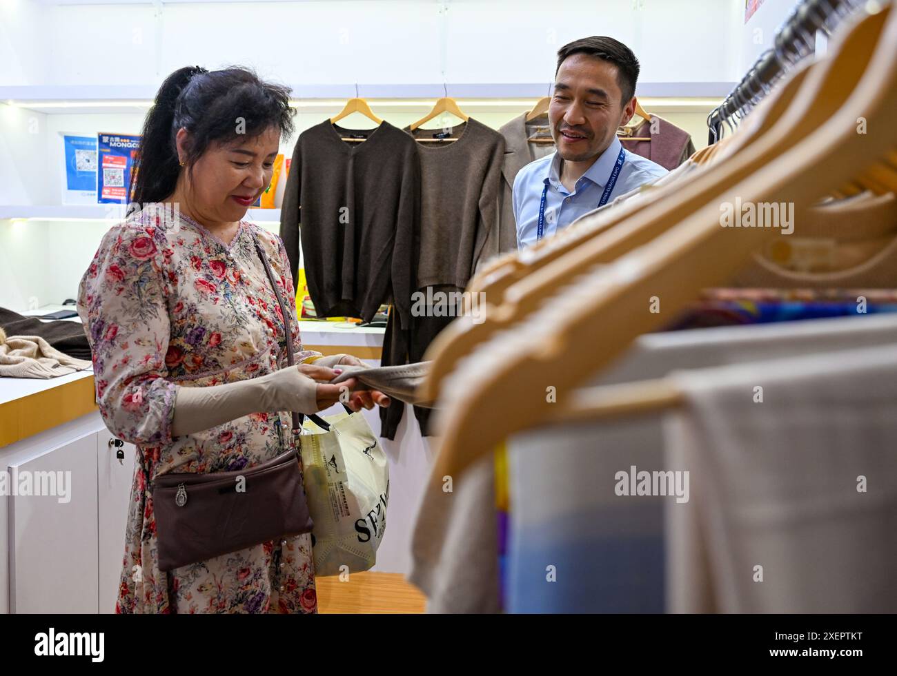 (240629) -- URUMQI, June 29, 2024 (Xinhua) -- Buba Batmunkh (R ...