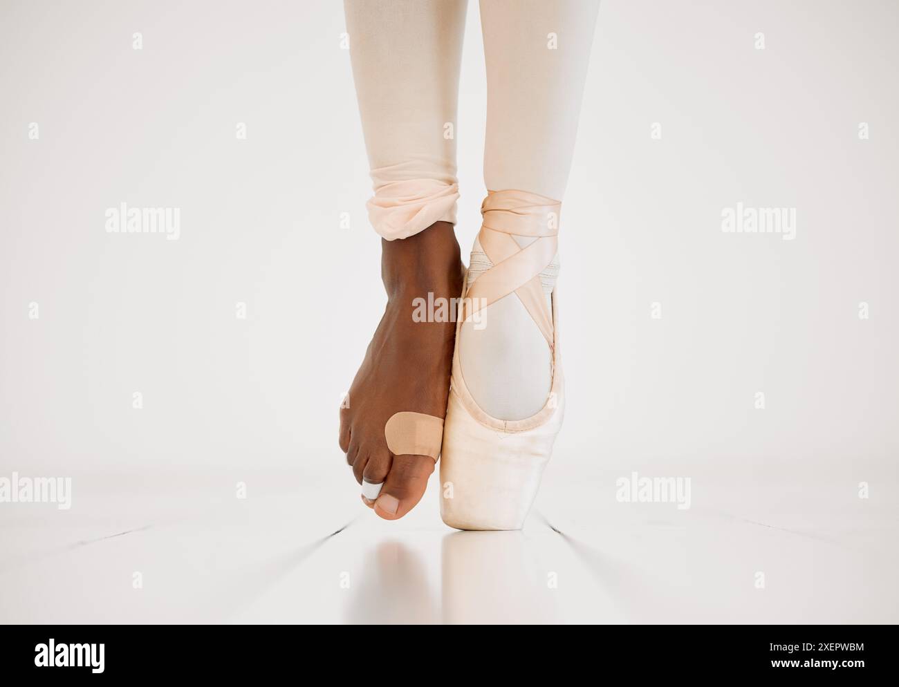 Ballet feet bandage hi-res stock photography and images - Alamy