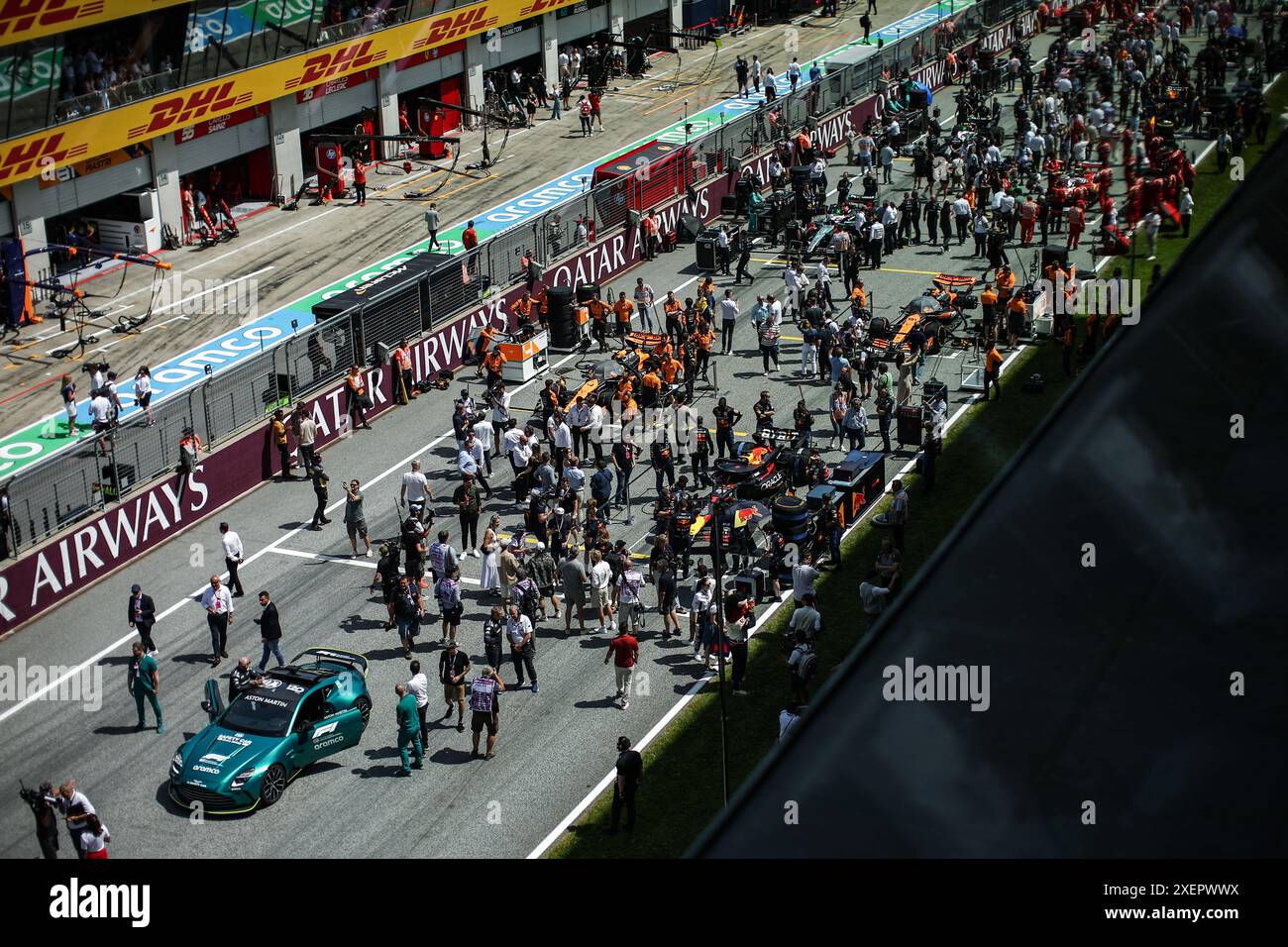 Mechanic mclaren mercedes f1 team hi-res stock photography and images ...