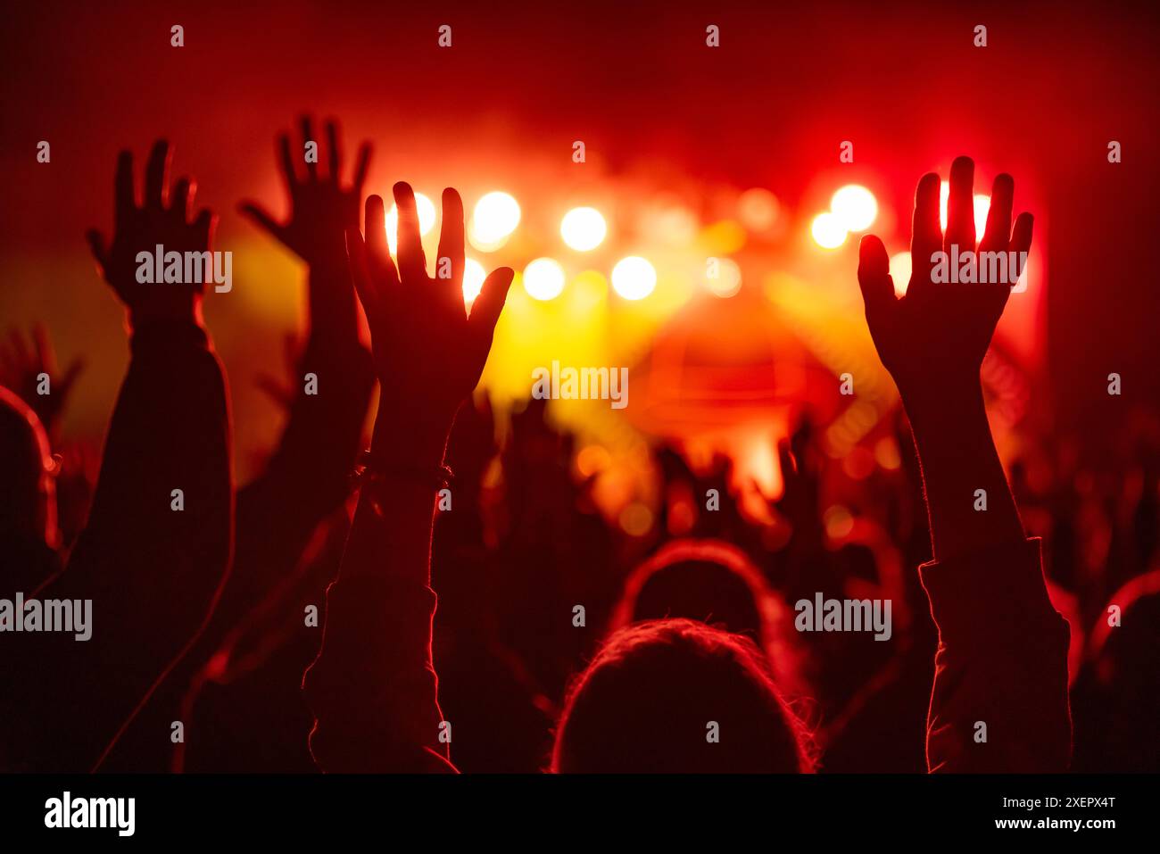 Crowd cheering concert hi-res stock photography and images - Alamy