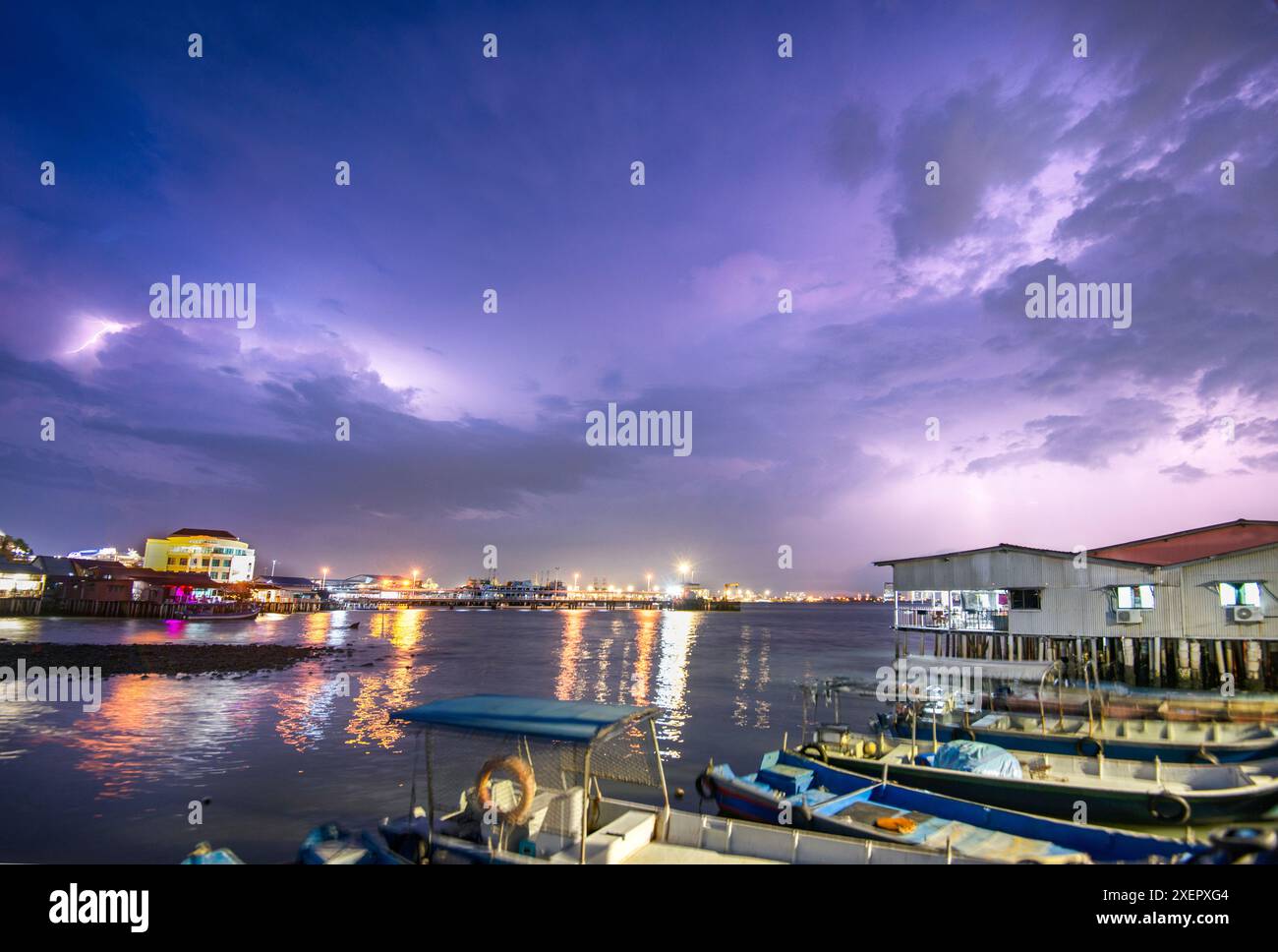 Intermittent flashes of light from static electricity in the beautiful ...