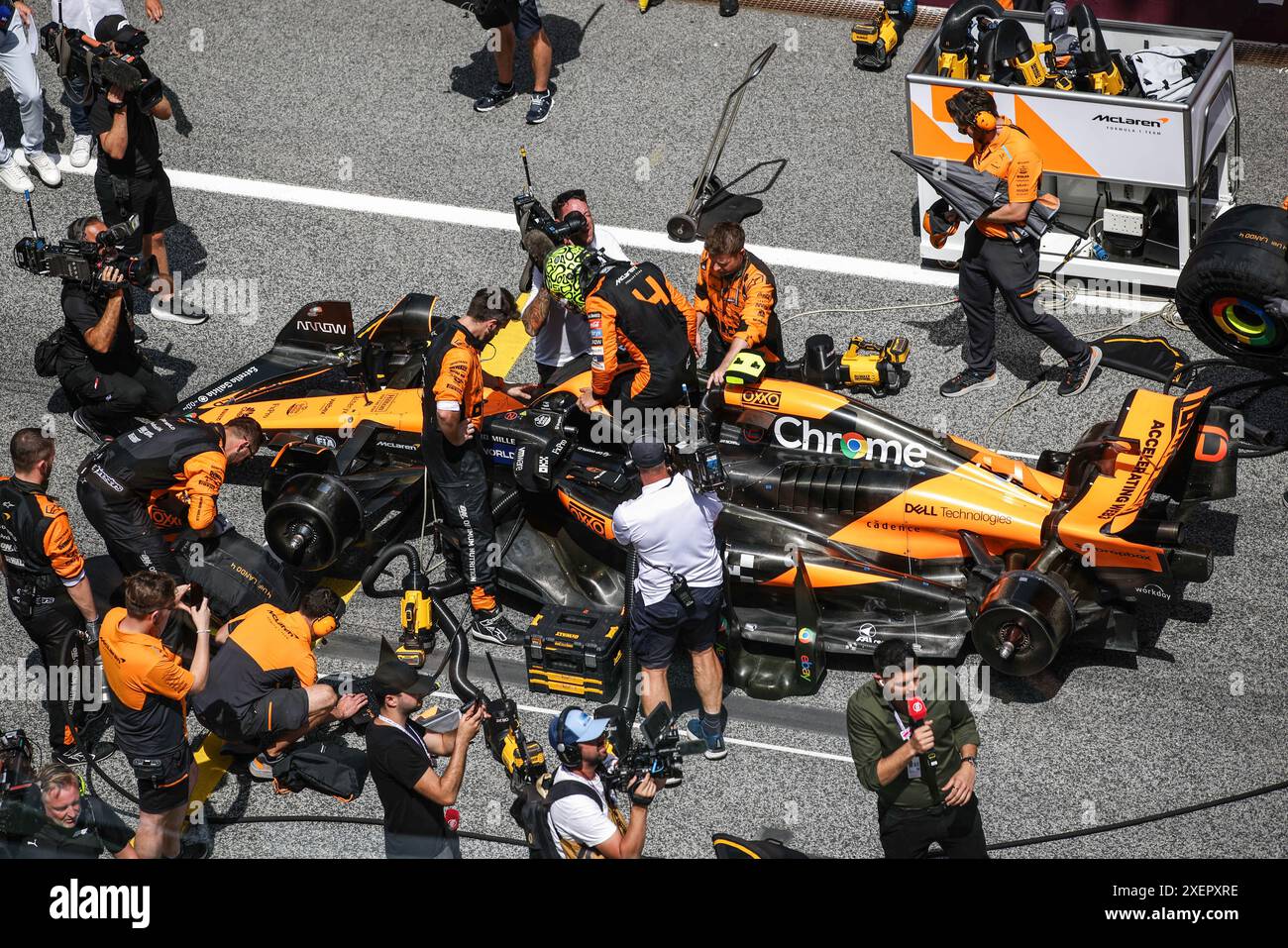 McLaren F1 Team mechanic, mecanicien, mechanics starting grid NORRIS ...