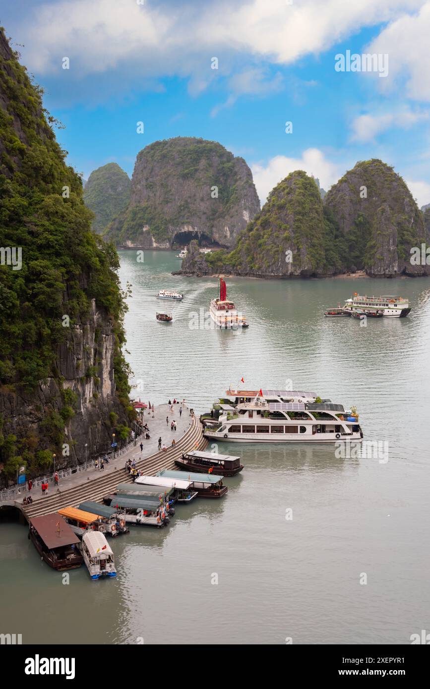 Sea bay in Vietnam with islands and boats Stock Photo - Alamy