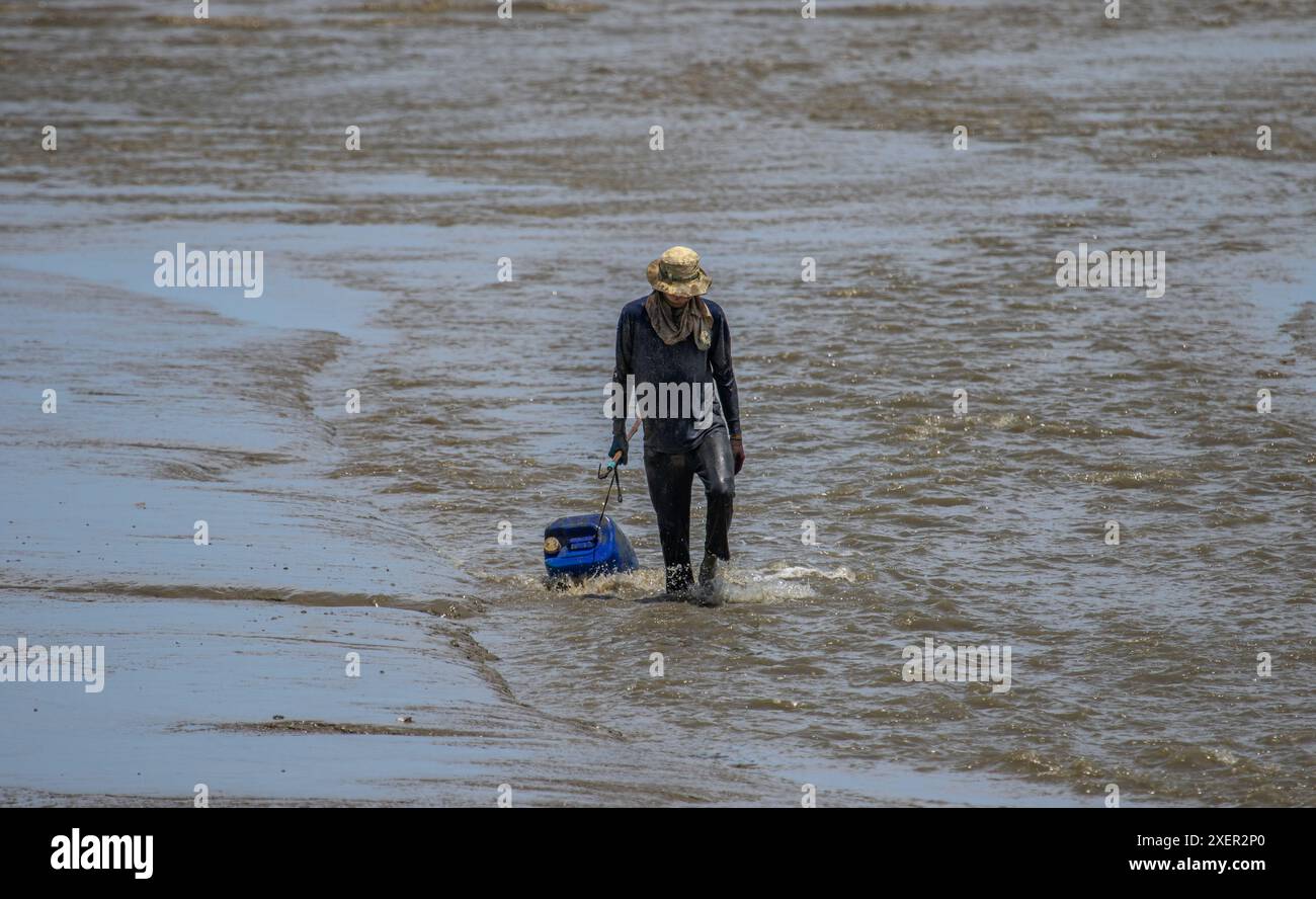 Man in mud hi-res stock photography and images - Alamy