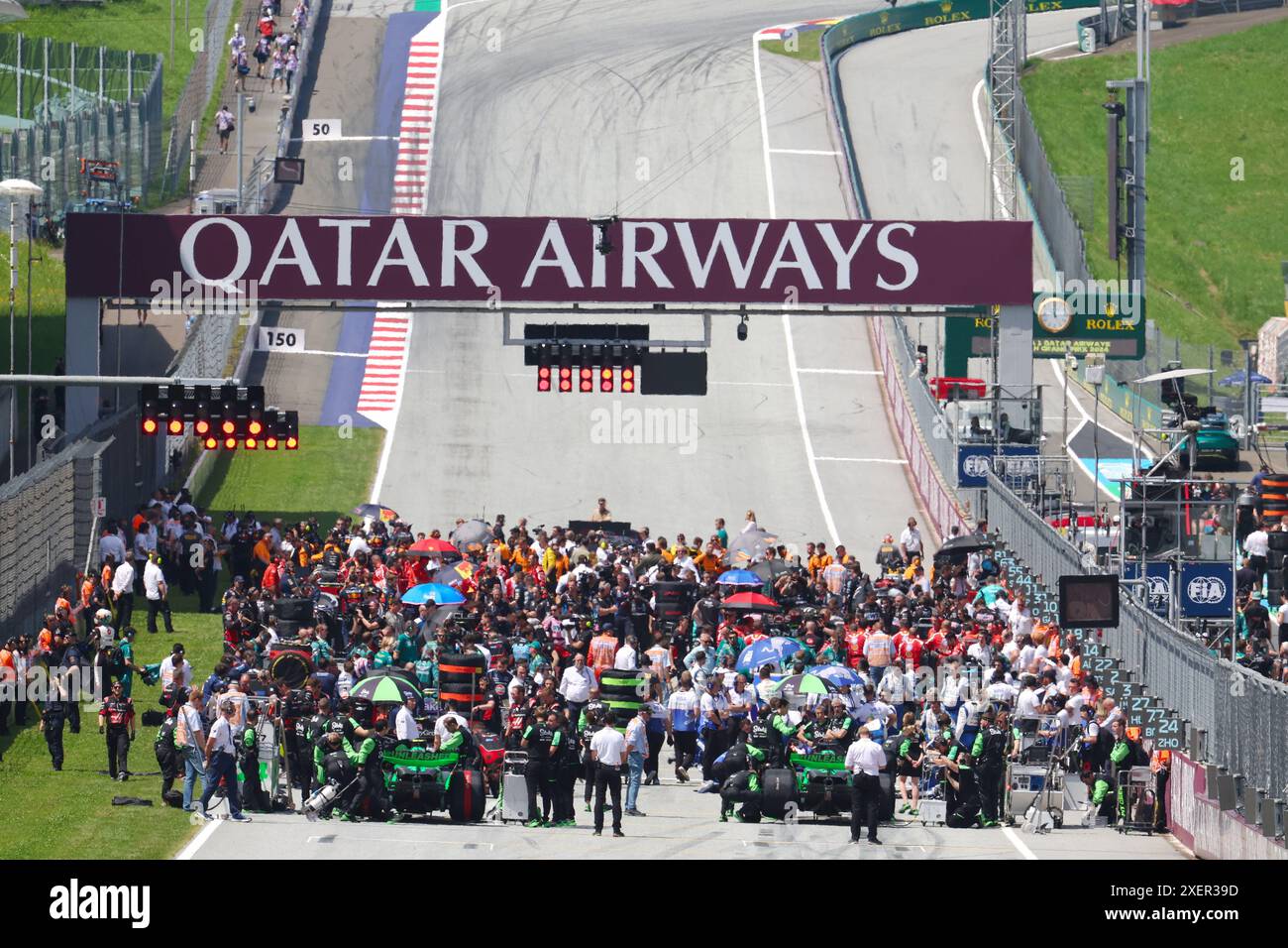 starting grid mechanic, mecanicien, mechanics during the Formula 1 Qatar Airways Austrian Grand ...