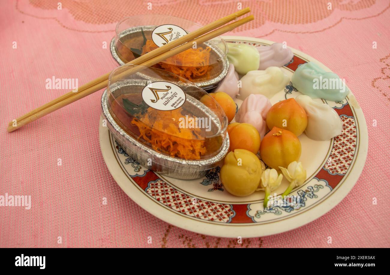 Cooking thailand hands hi-res stock photography and images - Alamy