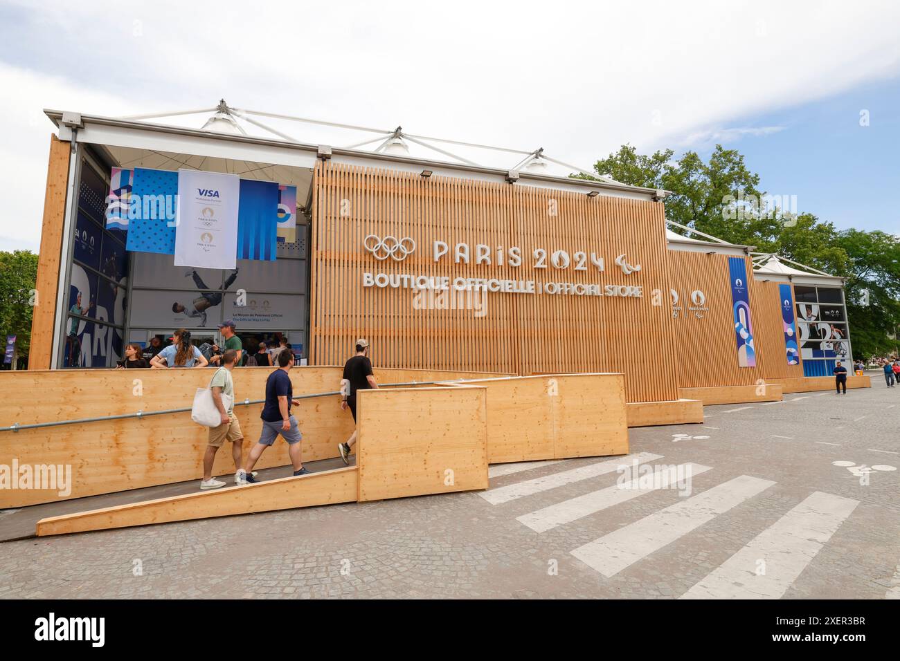 Paris 2024 brands hi-res stock photography and images - Alamy