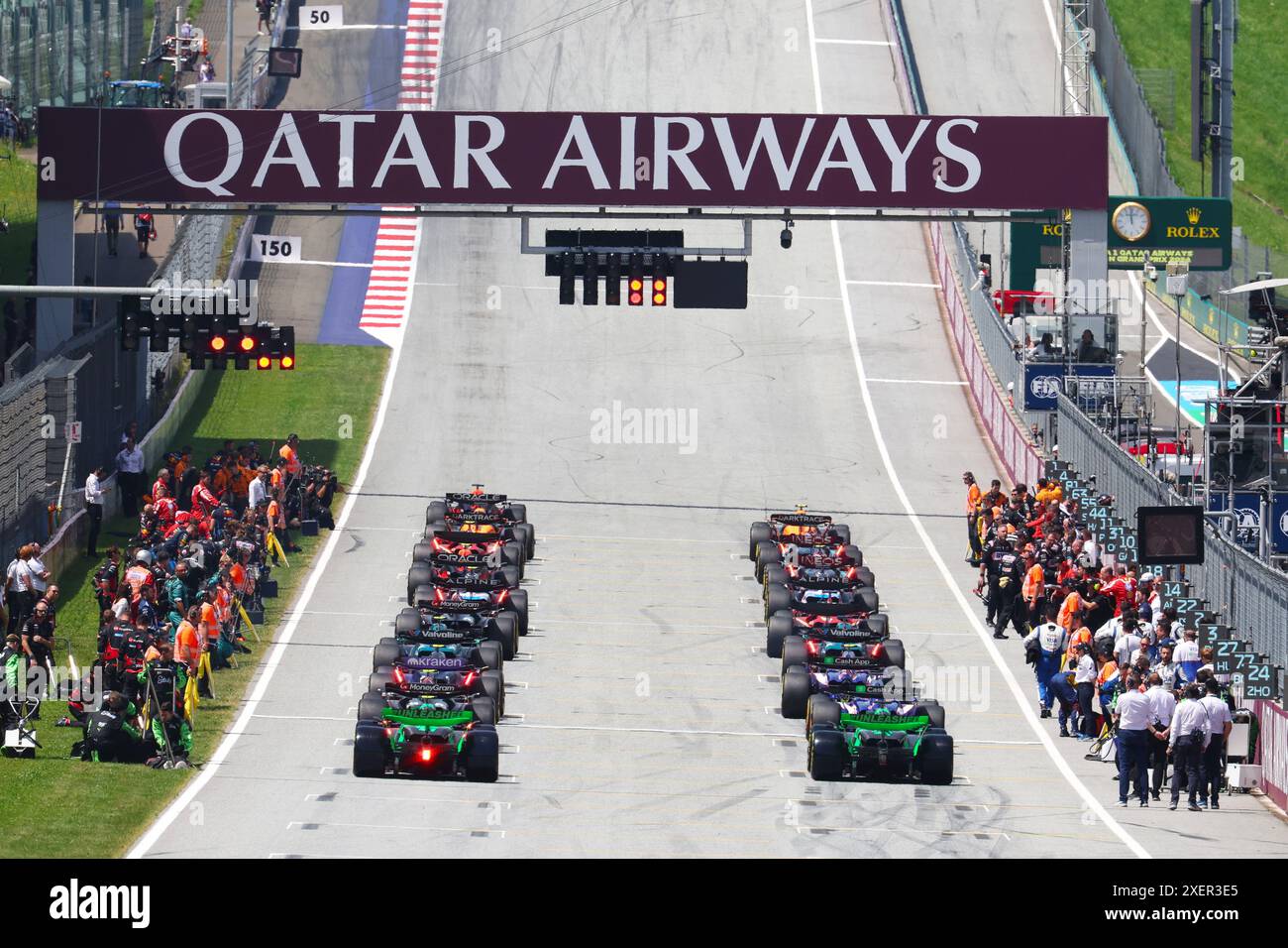 starting grid mechanic, mecanicien, mechanics during the Formula 1 Qatar Airways Austrian Grand ...
