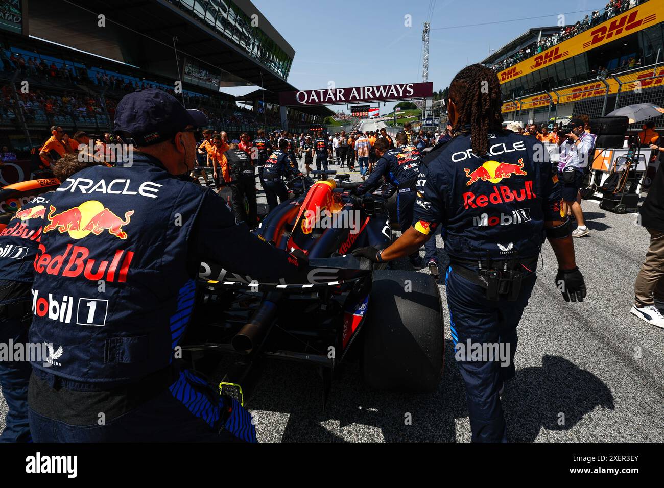 Red Bull Racing mechanic, mecanicien, mechanics starting grid during ...
