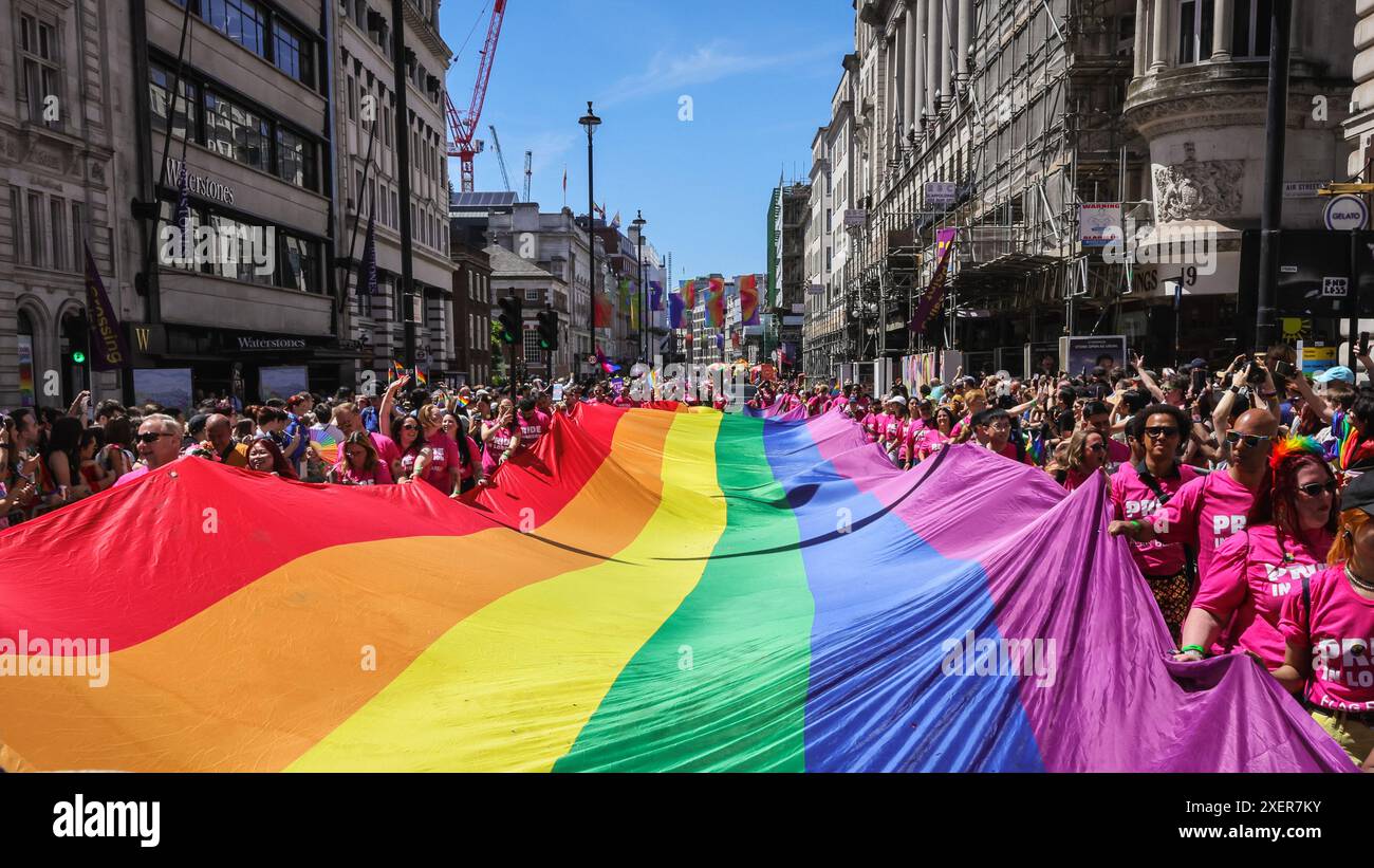 London, UK. 29th June, 2024. Participants and spectators have fun along ...
