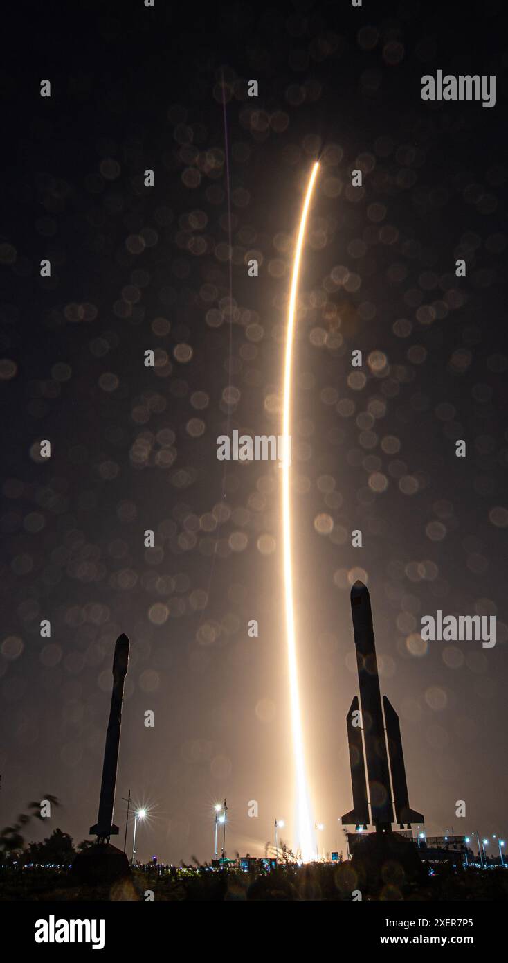 (240629) -- WENCHANG, June 29, 2024 (Xinhua) -- This long-exposure ...