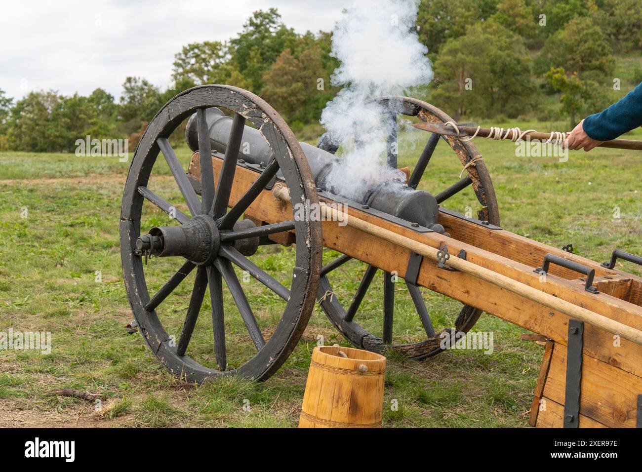 Firing a 19th century cannon on a battlefield Stock Photo - Alamy