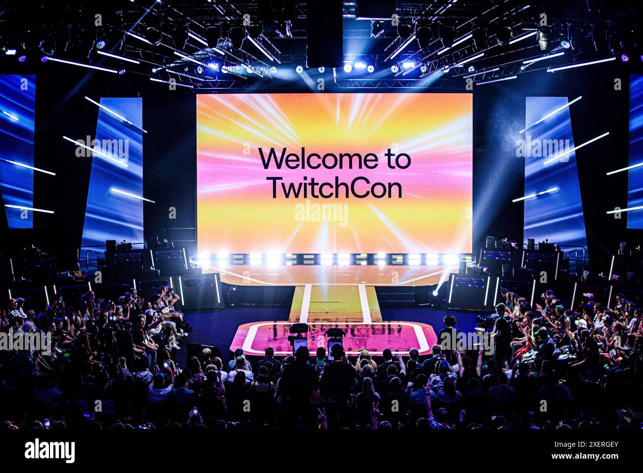 Opening twitch con hi-res stock photography and images - Alamy