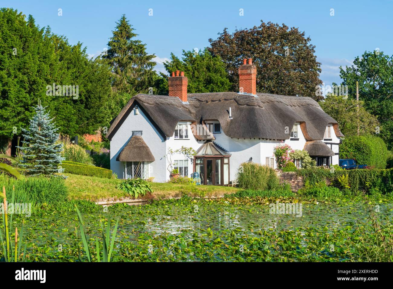 Beautiful english cottage hi-res stock photography and images - Alamy