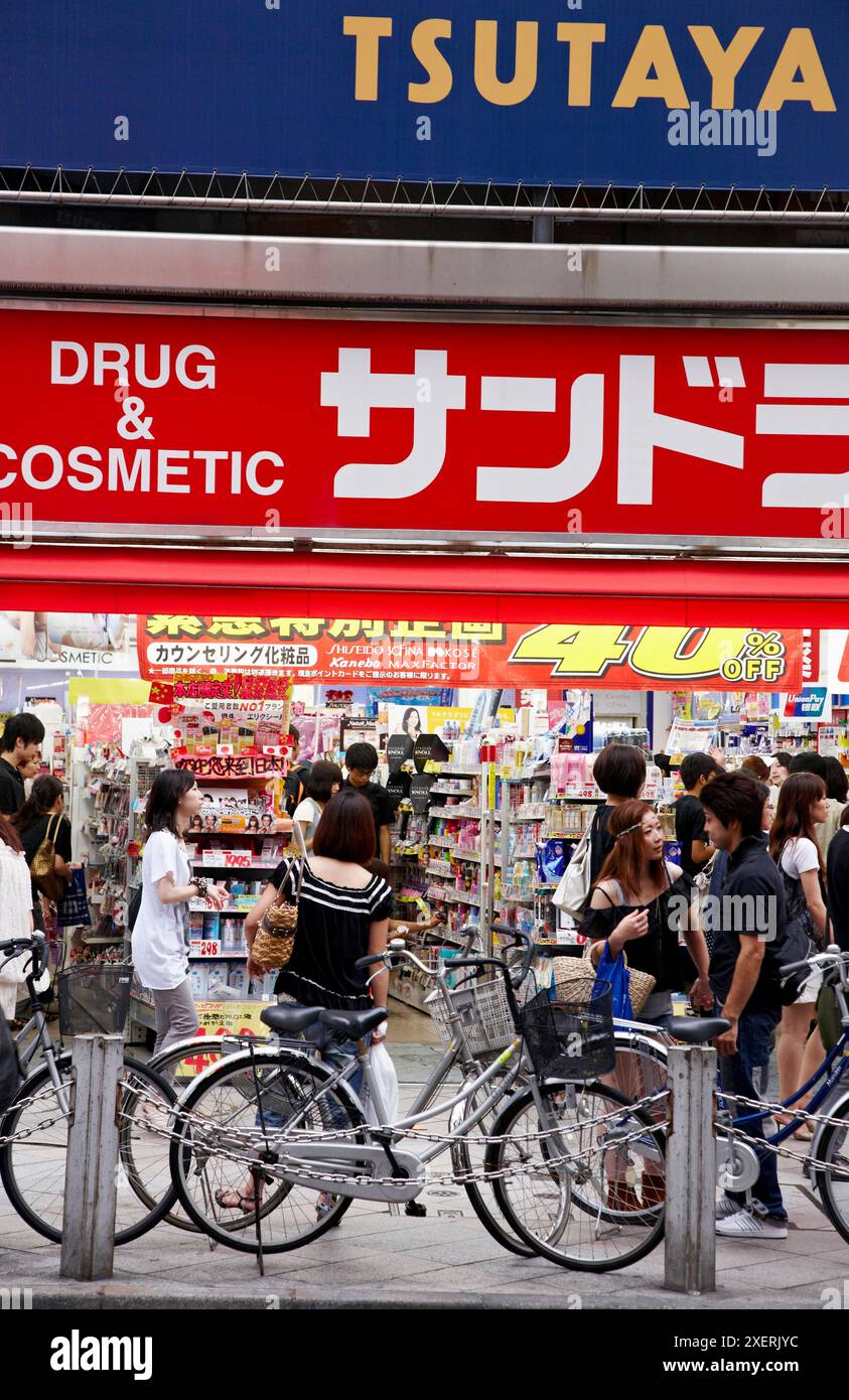 Shinjuku shopping district hi-res stock photography and images - Alamy