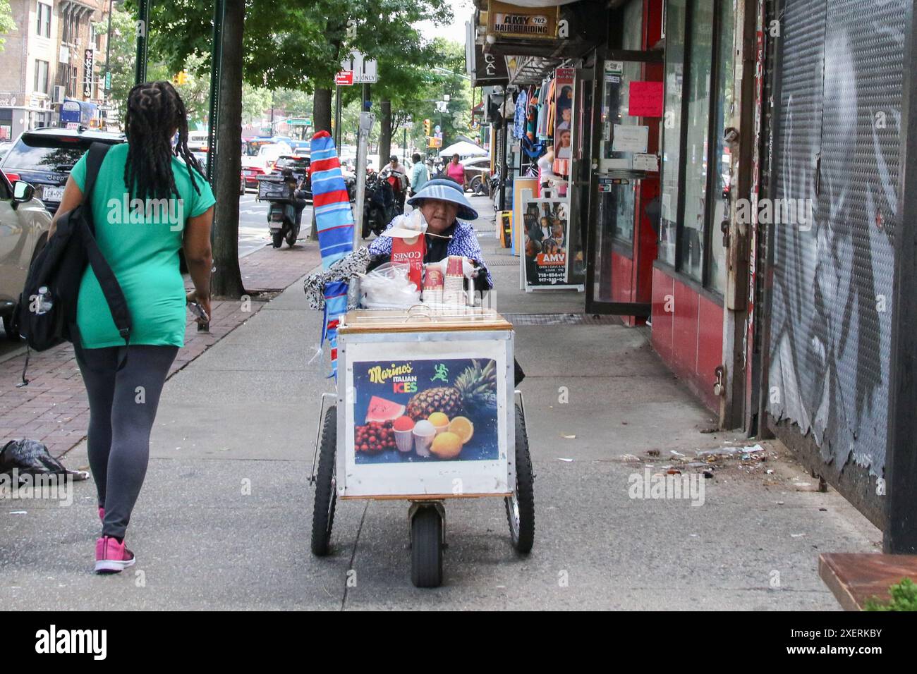 New york city push cart hi-res stock photography and images - Alamy