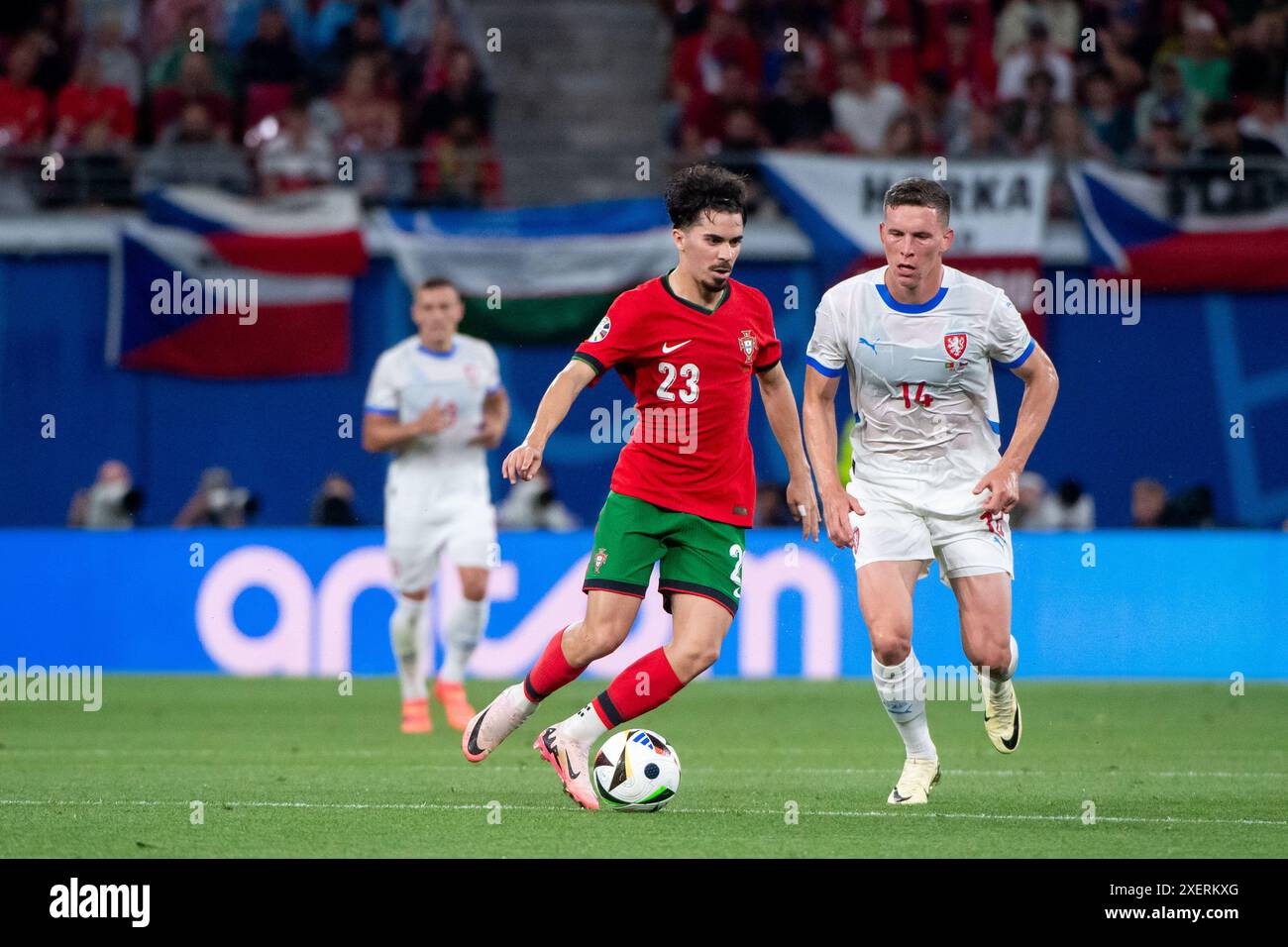 Vitor Machado Ferreira Vitinha (Portugal, #23) im Zweikampf mit Lukas ...