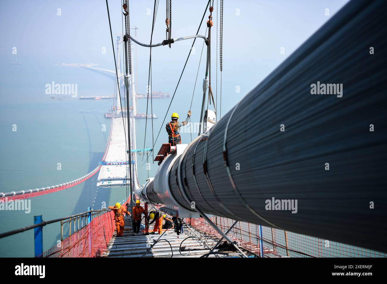 (240629) -- GUANGZHOU, June 29, 2024 (Xinhua) -- Workers work on the ...