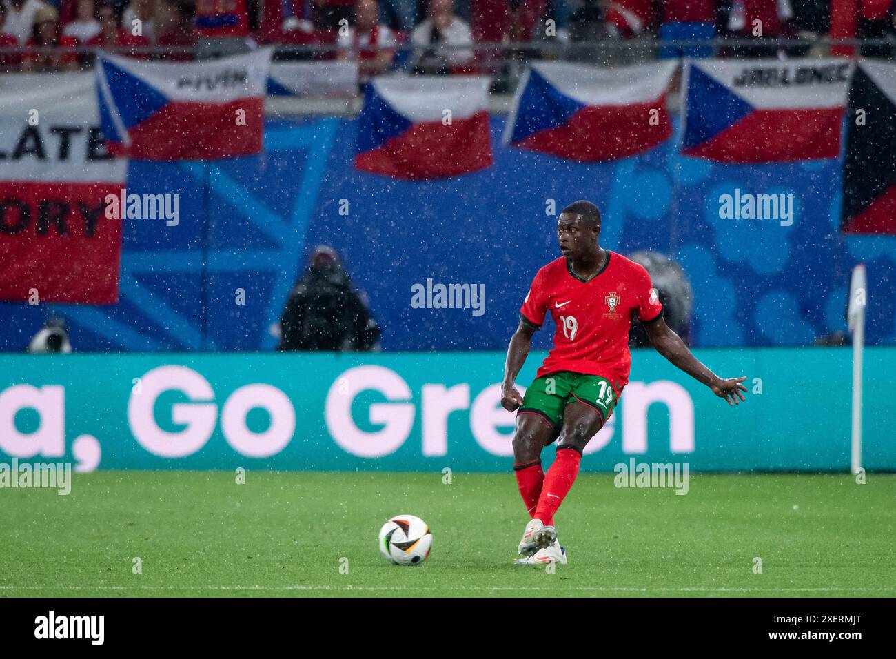 Nuno Alexandre Tavares Mendes (Portugal, #19) am Ball, GER, Portugal ...