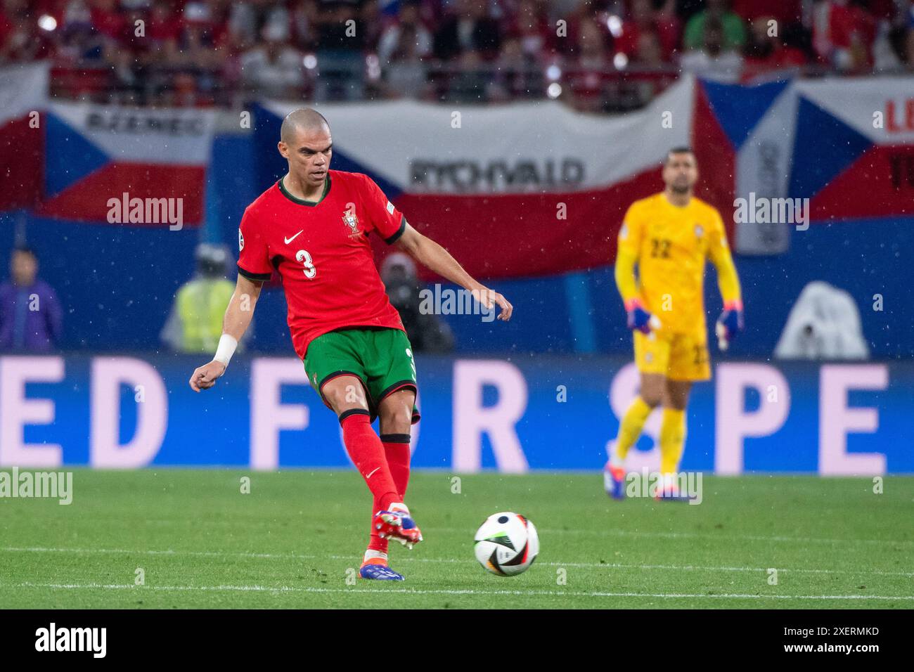 Kepler Laveran de Lima Ferreira Pepe (Portugal, #03) am Ball, GER ...